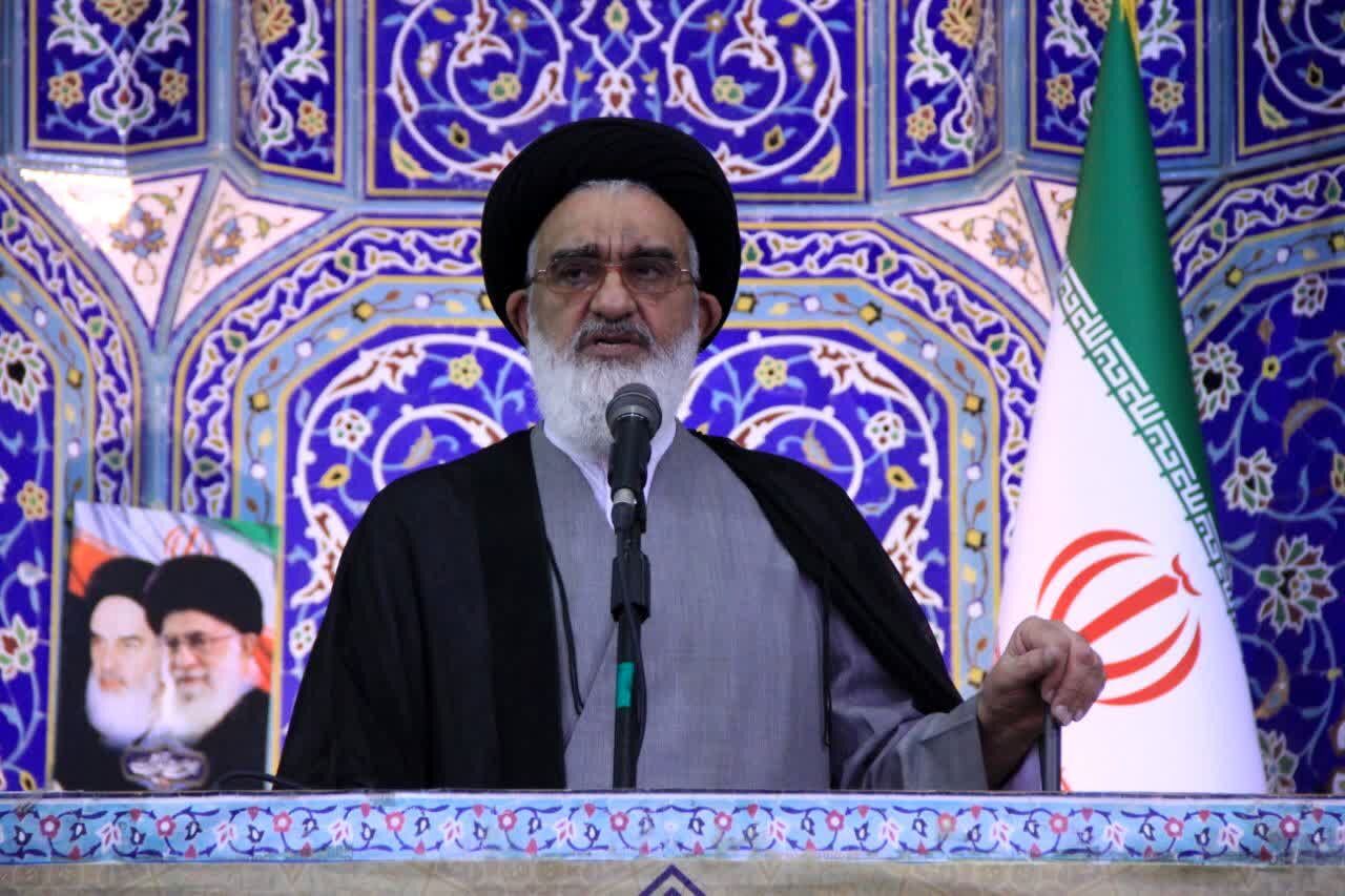 خط و نشان امام جمعه قم برای سلبریتیها